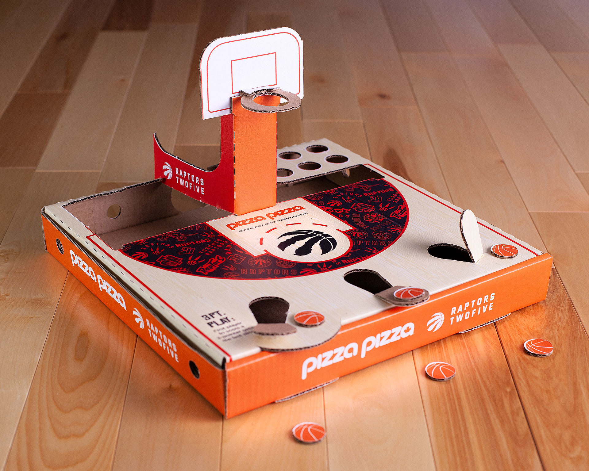 Cette pizzeria a transformé ses boîtes en jeu de basket miniature