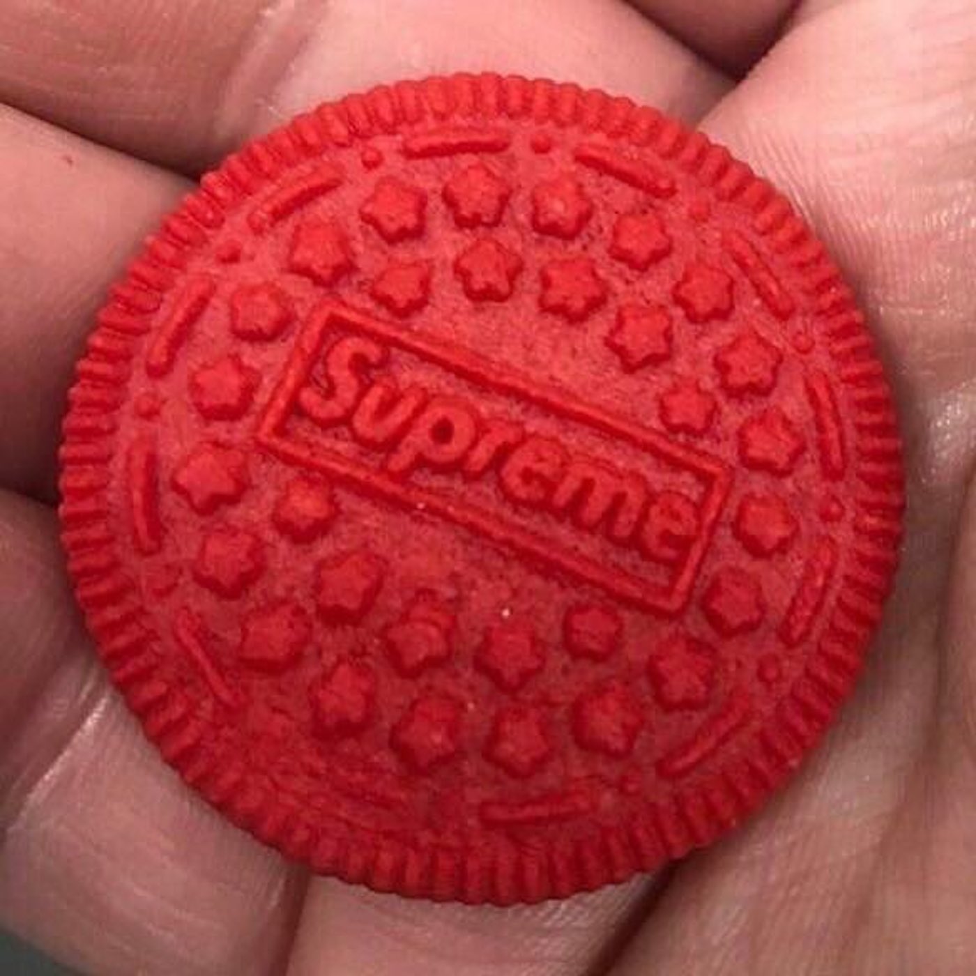 Oreo et Supreme collaborent ensemble pour créer un biscuit rouge