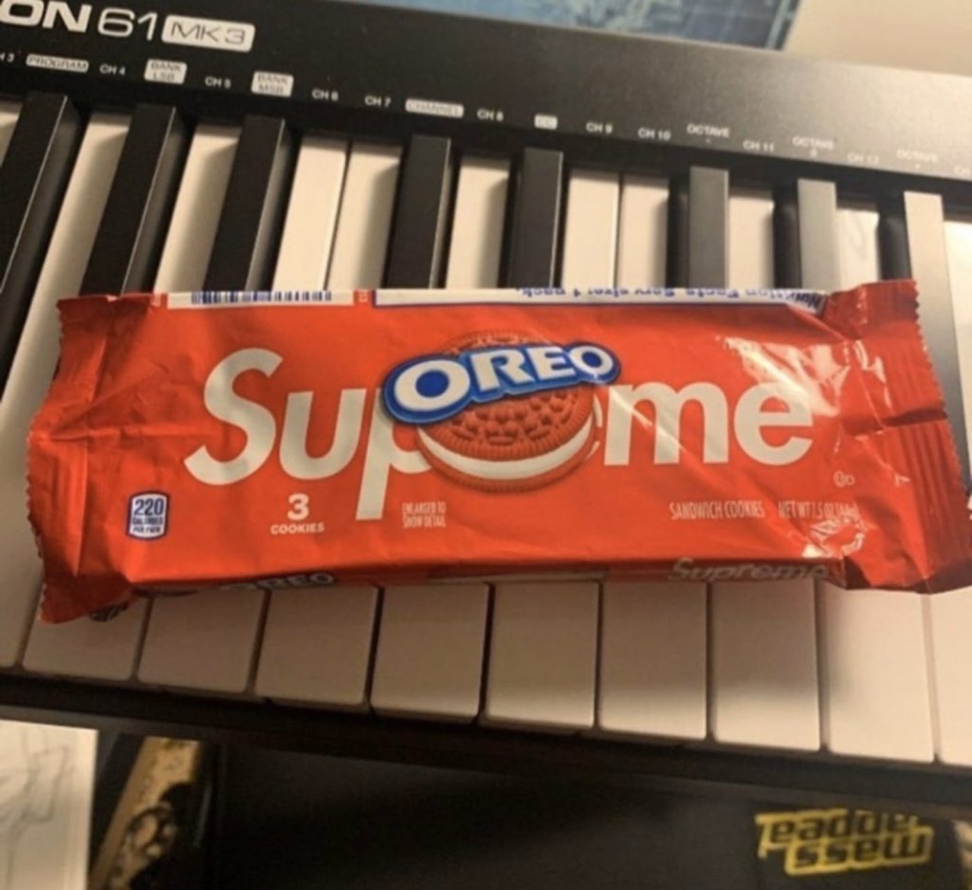 Oreo et Supreme collaborent ensemble pour créer un biscuit rouge
