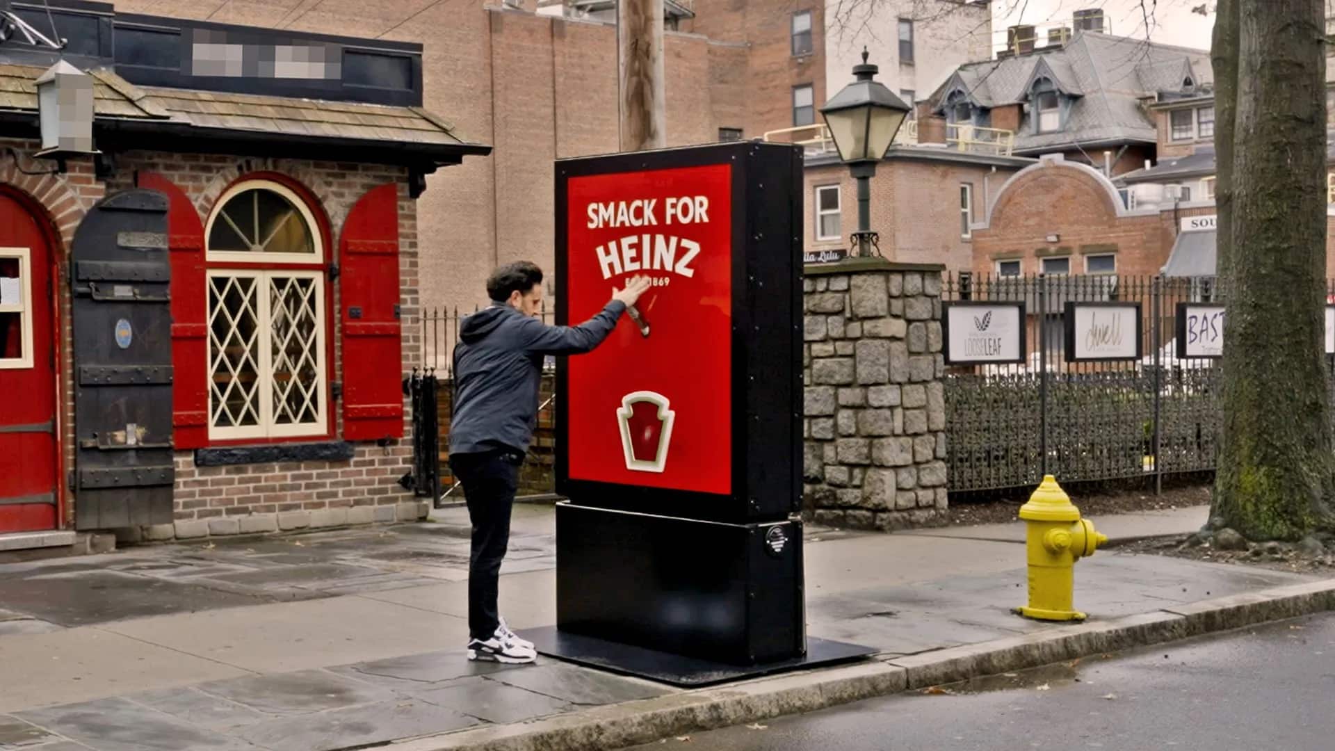 Heinz transforme des panneaux publicitaires en distributeurs de Ketchup