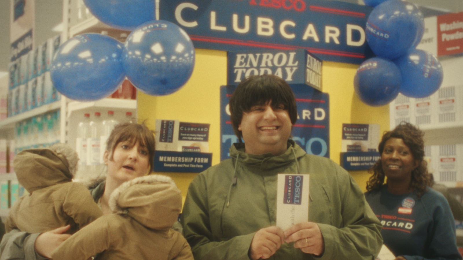 Tesco célèbre les 30 ans de sa Clubcard avec une pub rétro déjantée