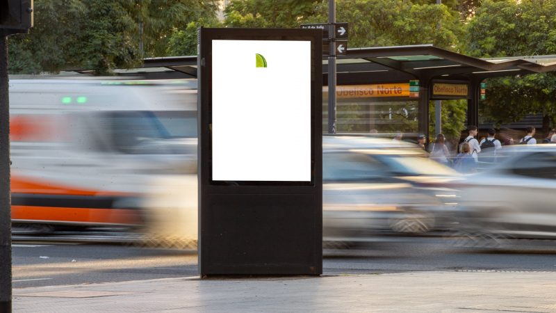 Corona déploie une campagne mondiale sans logo, juste un citron vert