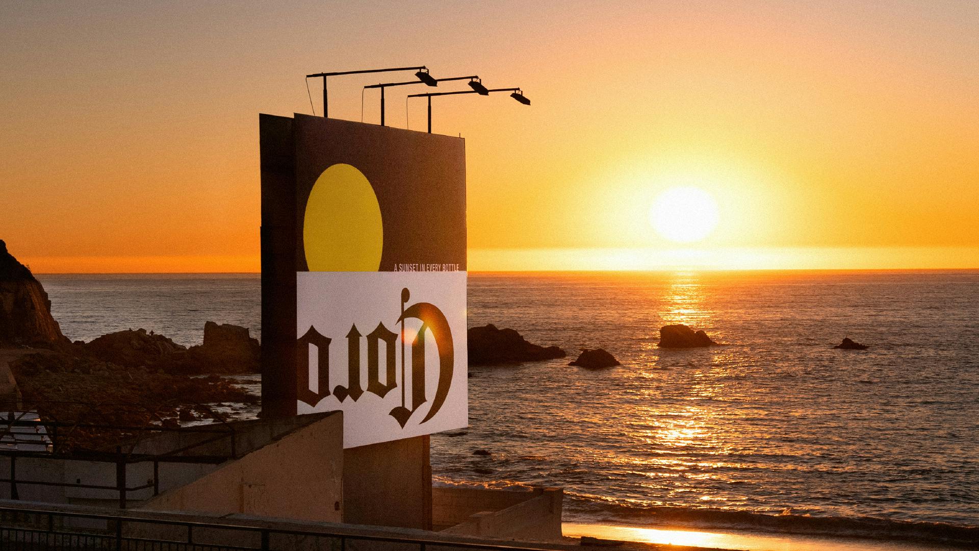 Corona révèle un coucher de soleil caché en retournant sa bouteille ...