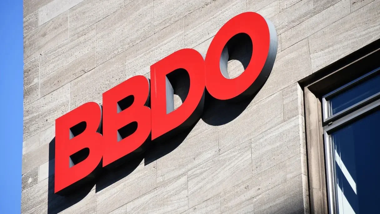 Le réseau DDB disparaît officiellement et devient BBDO Paris en France