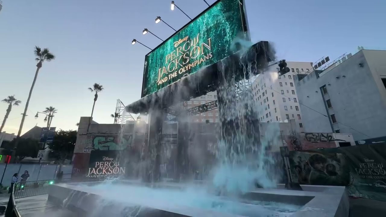 Disney+ installe un panneau publicitaire qui éclabousse les passants à ...